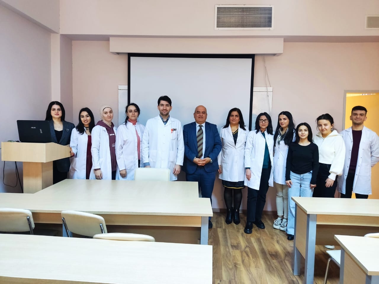 Azərbaycan Tibb Universiteti | Rezident qızılca xəstəliyi haqda məruzə ...